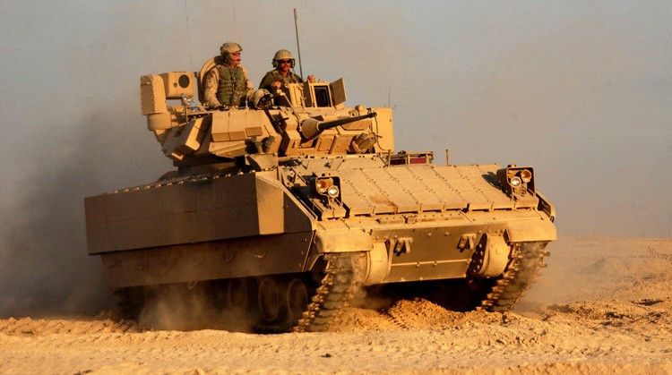 Složitý vývoj BVP Bradley začal požadavkem, aby pěchota mohla přežít účinky jaderných zbraní ...