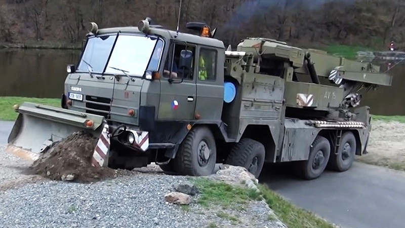 Speciální vyprošťovací automobil Tatra 815 AV 15 v akci | ARMYWEB.cz