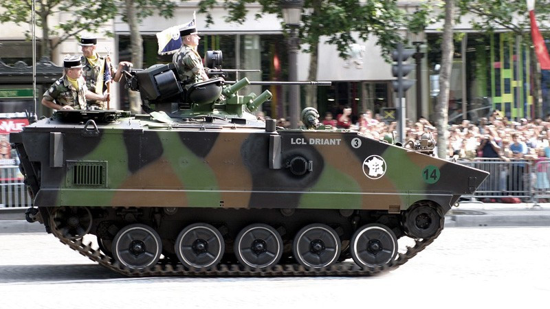 Francie je připravena poskytnout Ukrajině 25 pásových obrněných vozidel ...