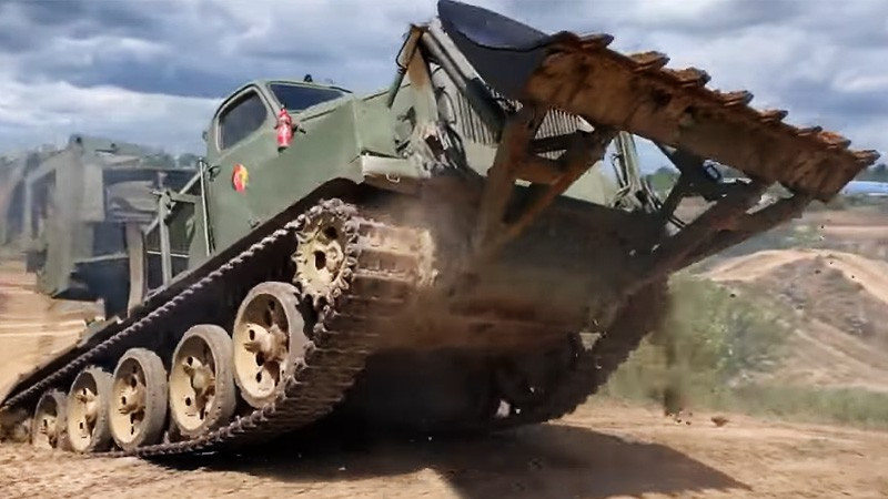 Dělostřelecký tahač MDK-2M na podvozku tanku T-54 v akci | ARMYWEB.cz