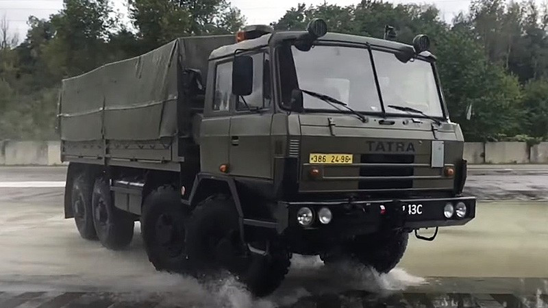 Speciální výcviky pro řidiče AČR - zvládnutí smyku | ARMYWEB.cz