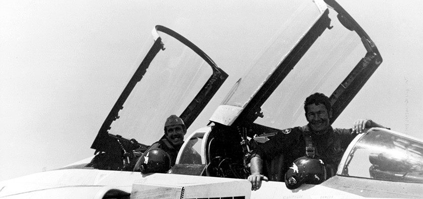 Zemřel skutečný Top Gun: Poslední let legendárního leteckého esa Dukea ...