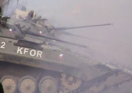 Střelby z BVP-2 v Kosovu | ARMYWEB.cz